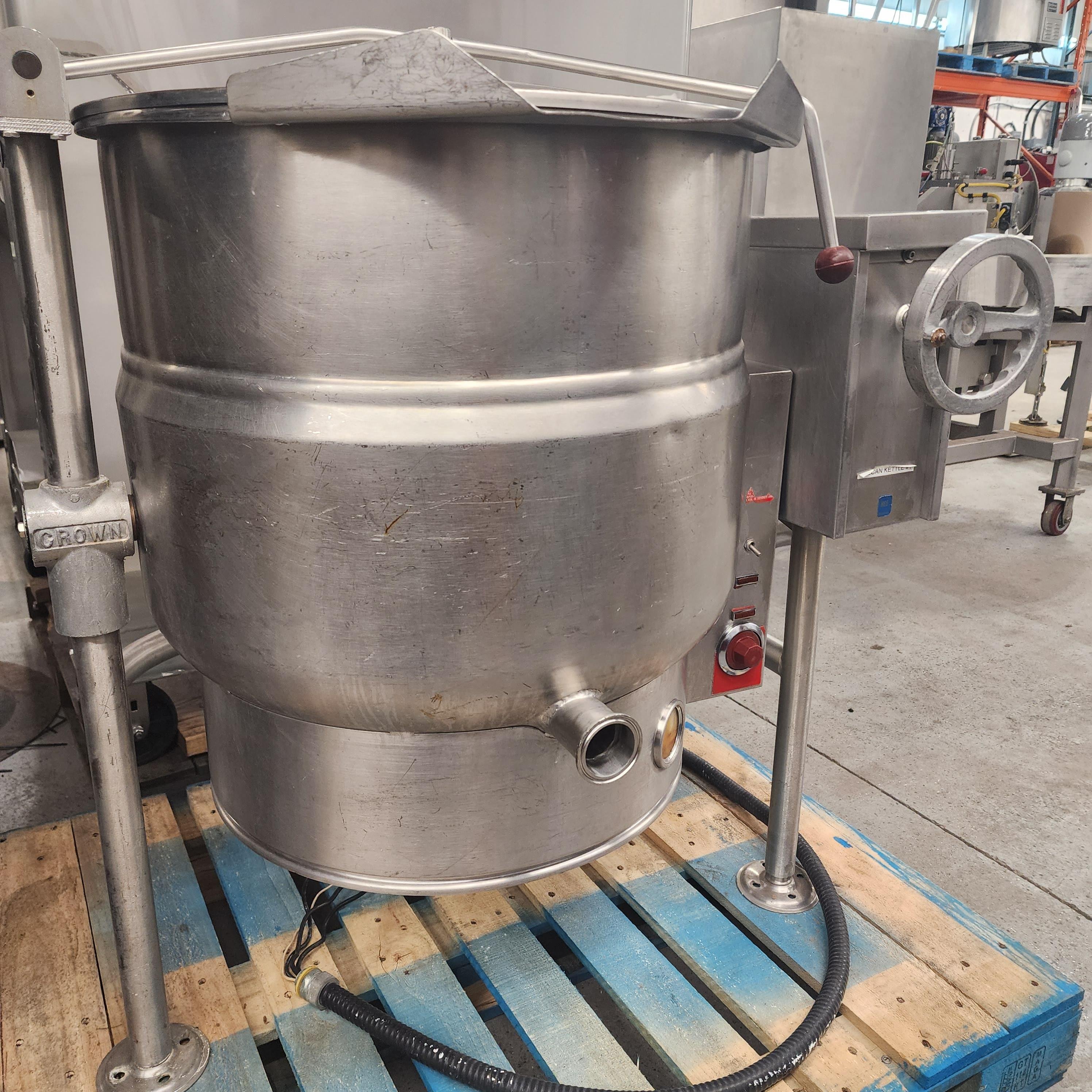 Crown Tilting Electric Kettle model VELT-30 # 10521 | Equipack